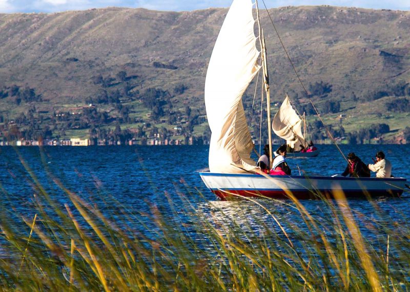 Paseo en bote velero - TITICACA LODGE - LUQUINA